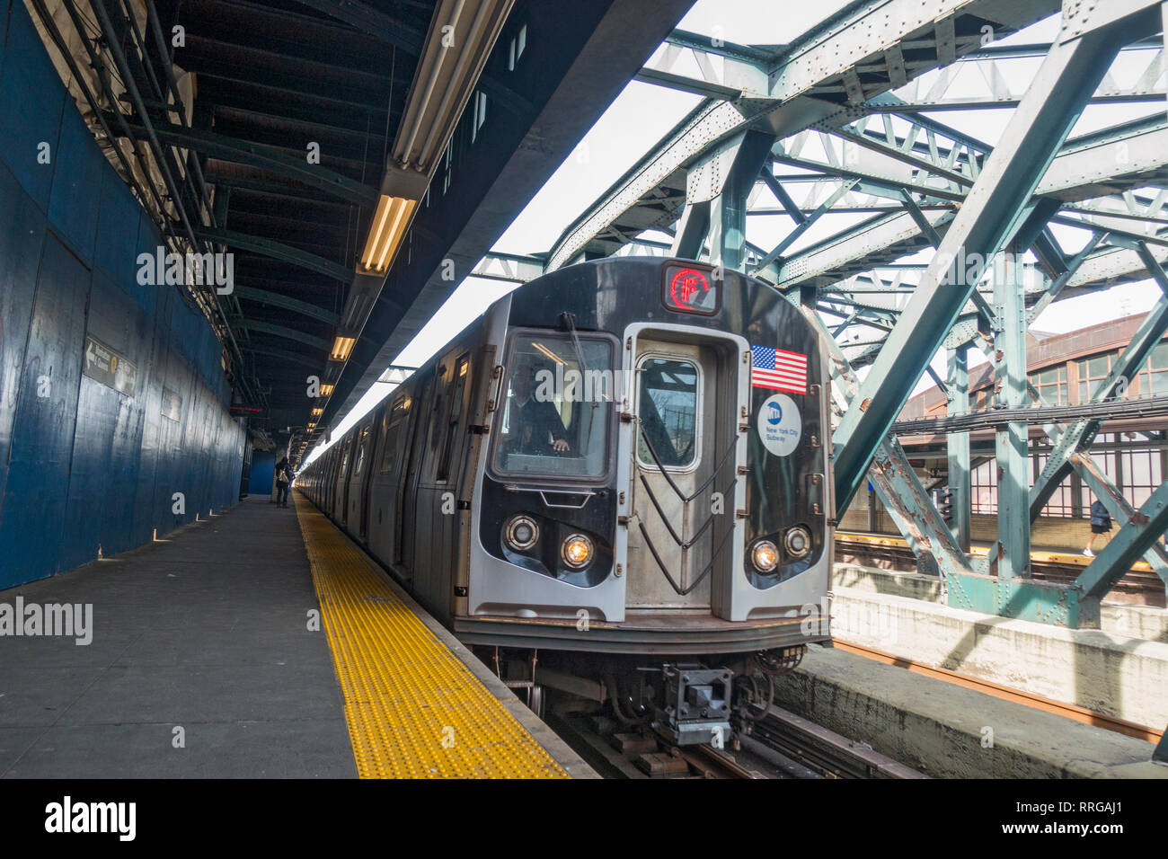 F train coming into the 4th Avenue elevated subway station in Park ...