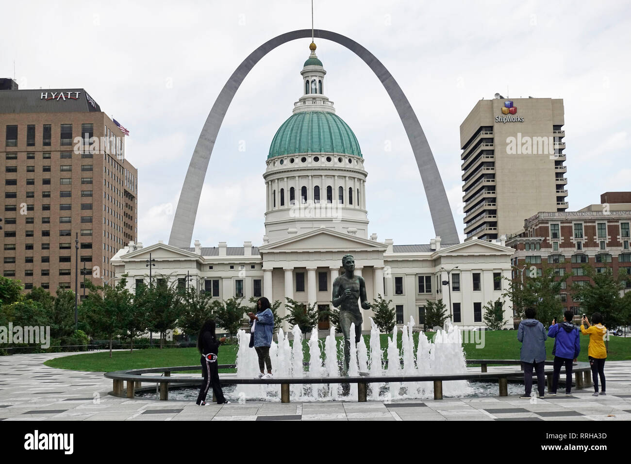 St. Louis courthouse building with arch Missouri Stock Photo - Alamy