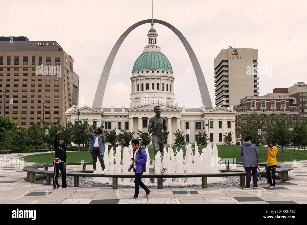 St. Louis courthouse building with arch Missouri Stock Photo - Alamy