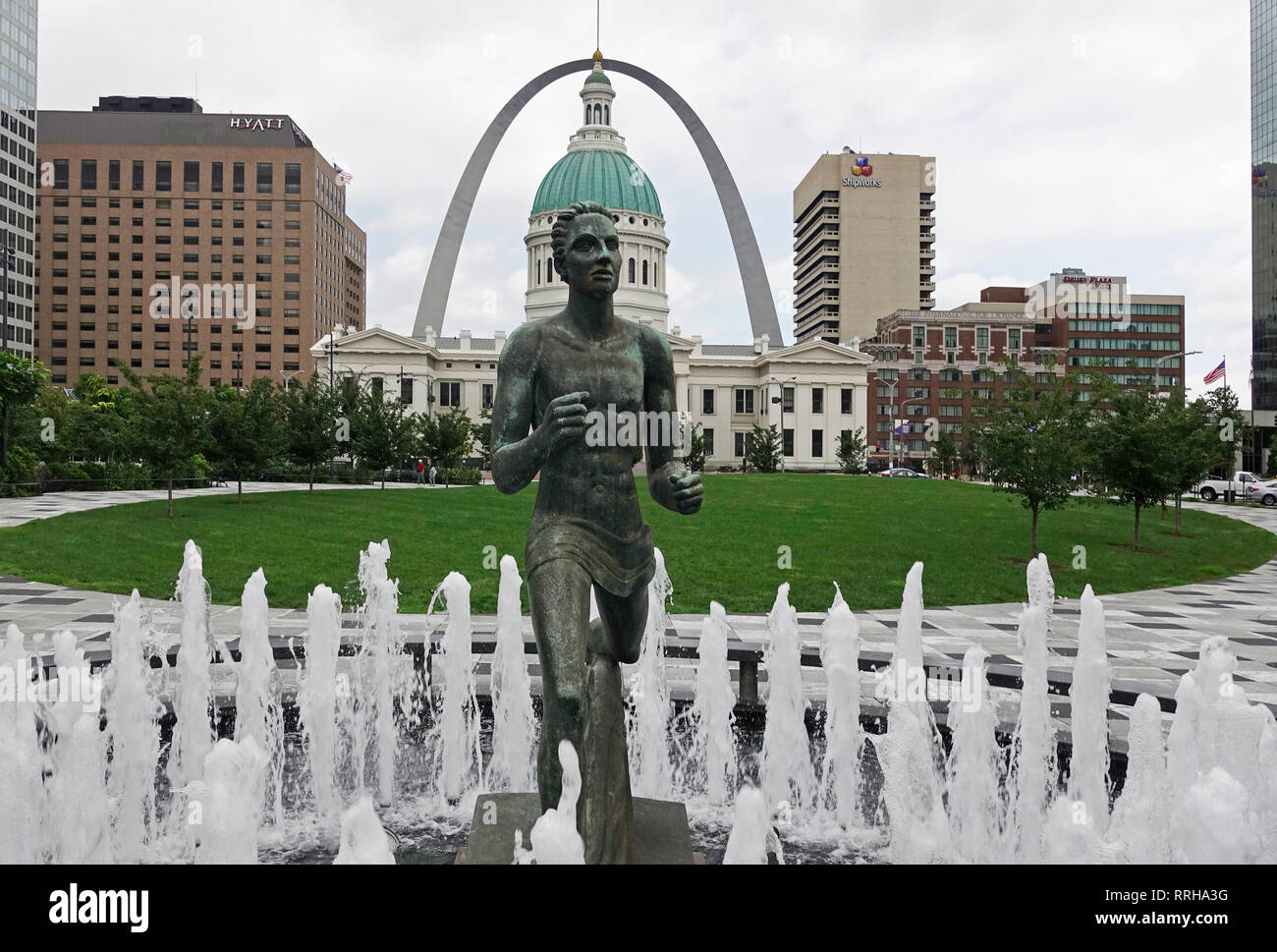 St. Louis courthouse building with arch Missouri Stock Photo - Alamy