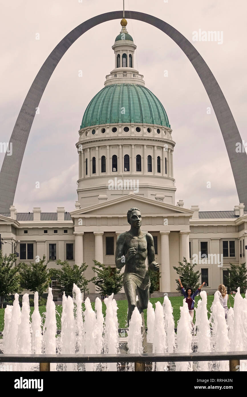 St. Louis courthouse building with arch Missouri Stock Photo - Alamy