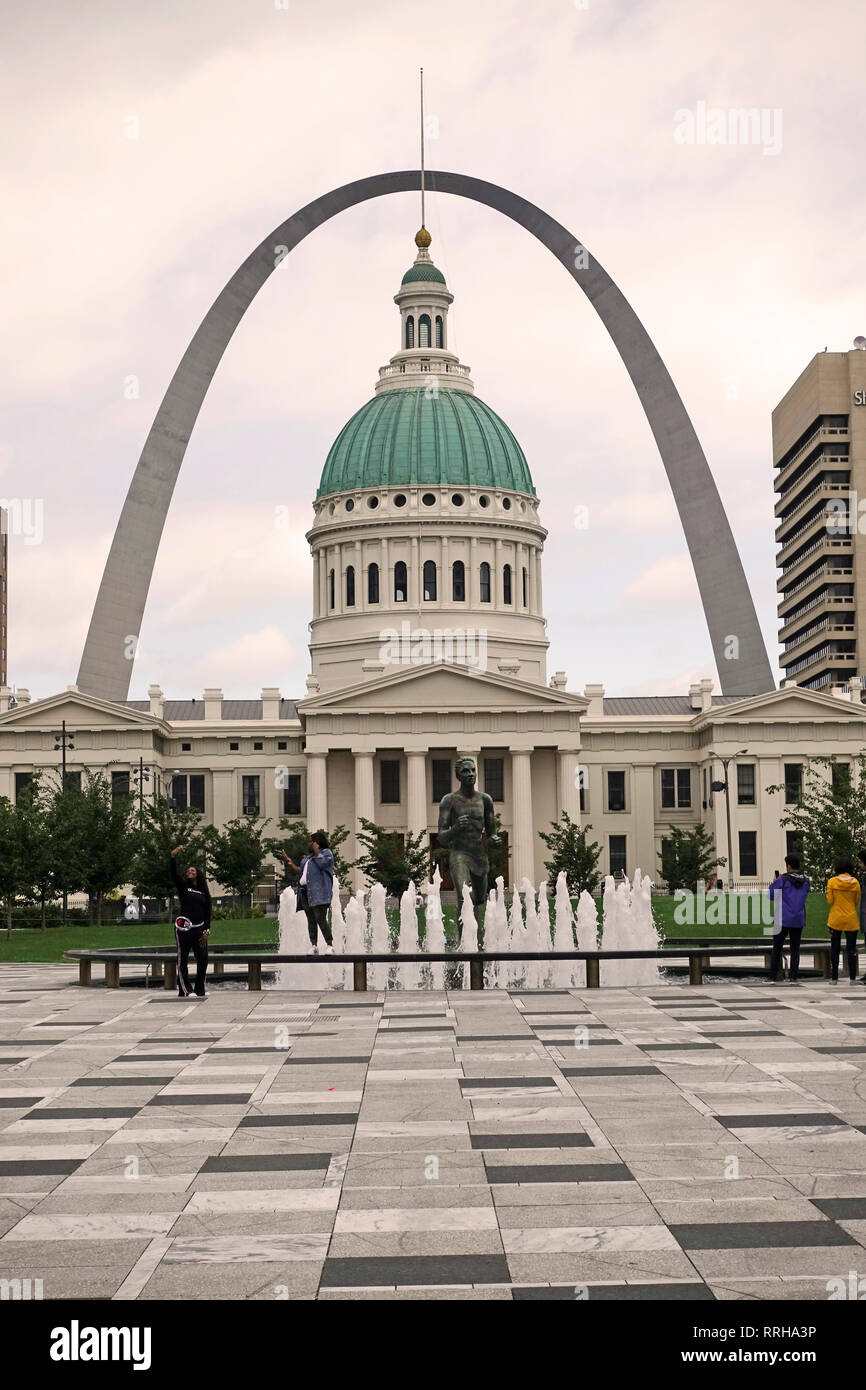 St. Louis courthouse building with arch Missouri Stock Photo - Alamy