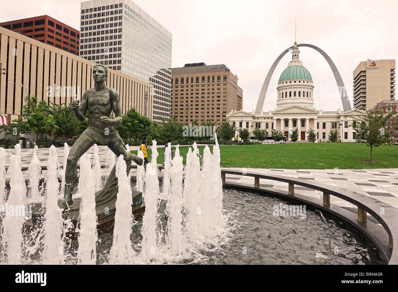 St. Louis courthouse building with arch Missouri Stock Photo - Alamy