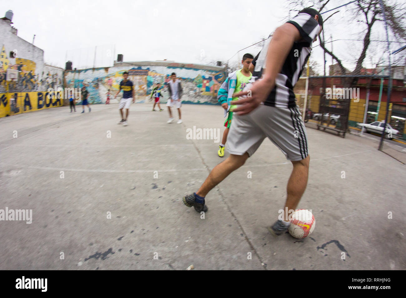 Boy playing soccer football futbol hi-res stock photography and images ...