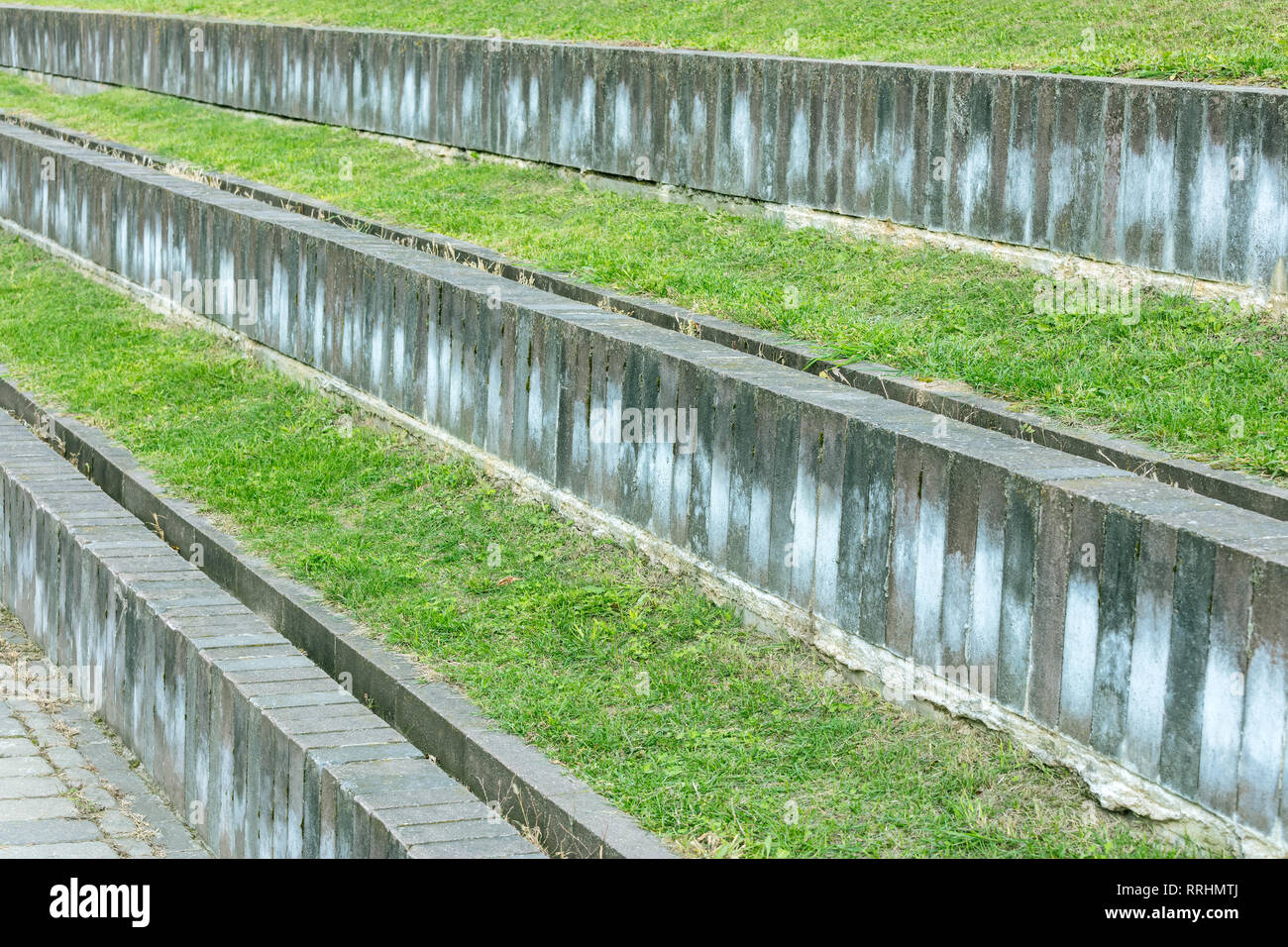 Concrete block garden hi-res stock photography and images - Alamy