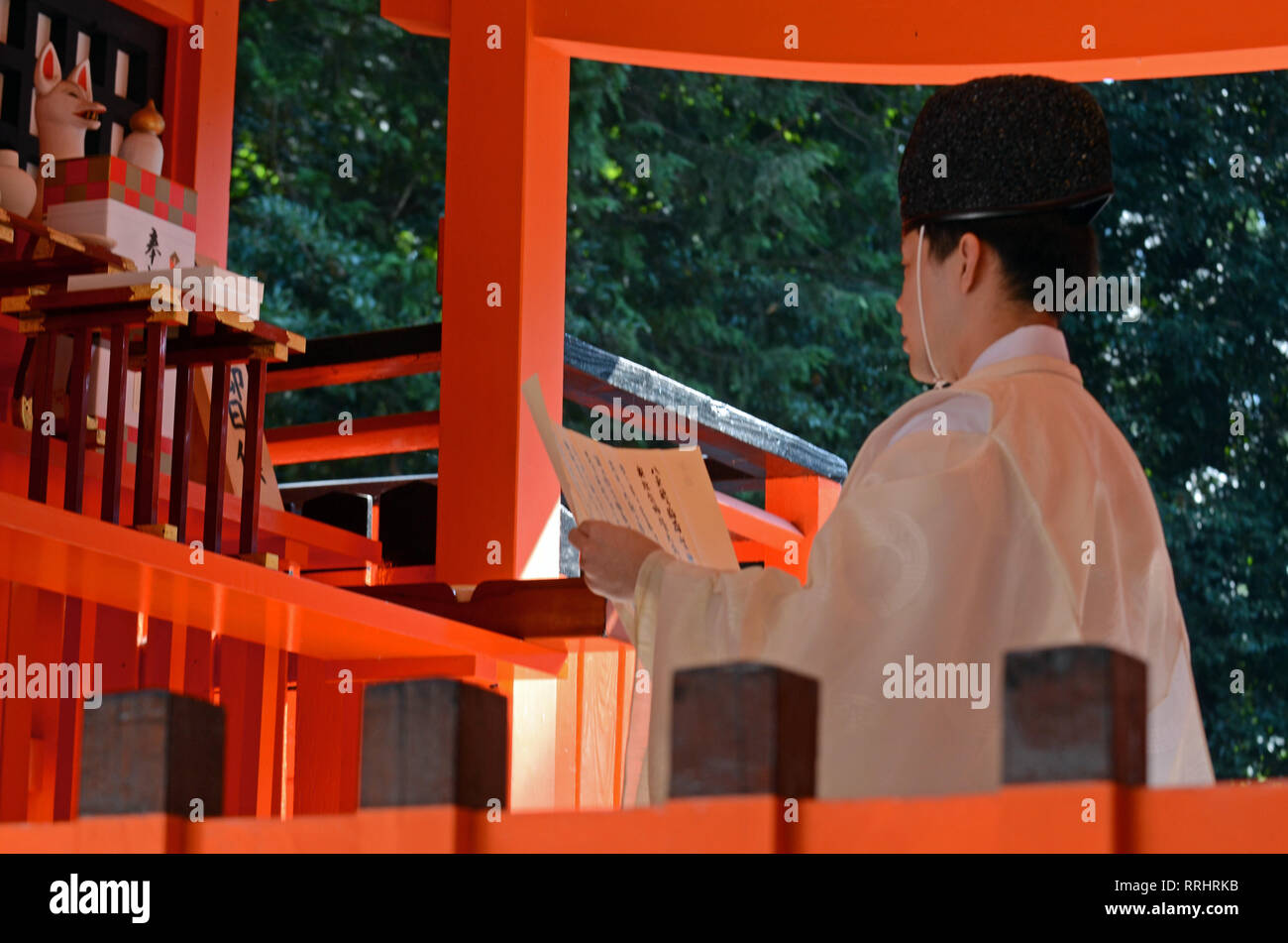 Shintoist priest at Fushimi Inari Taisha, Kyoto Stock Photo - Alamy