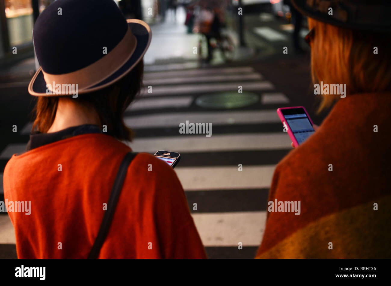 Japanese women using tech hi-res stock photography and images - Alamy