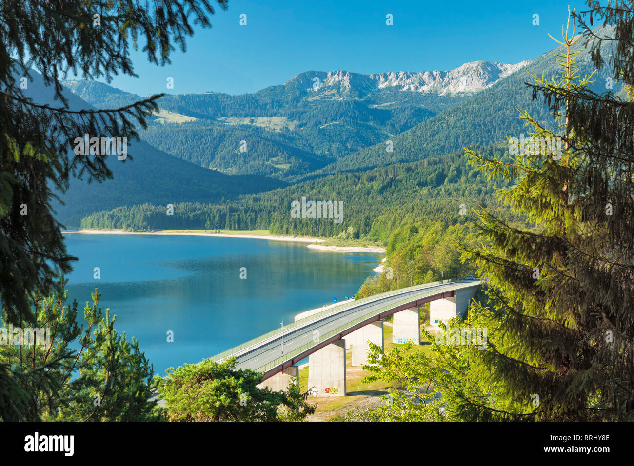 Bridge over Sylvensteinsee lake near Lenggries, Deutsche Alpenstrassee ...