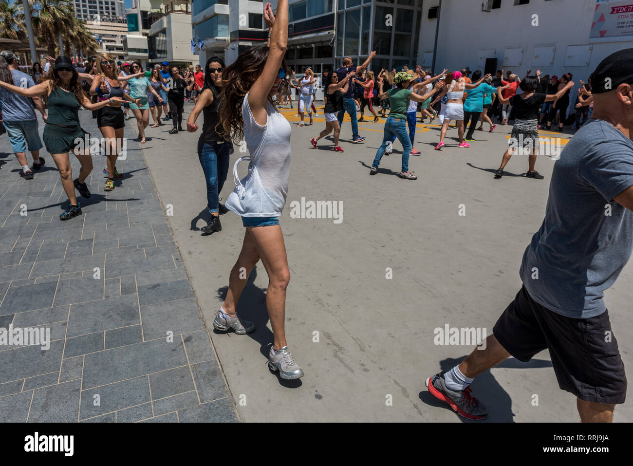 Israeli folk dance hi-res stock photography and images - Alamy