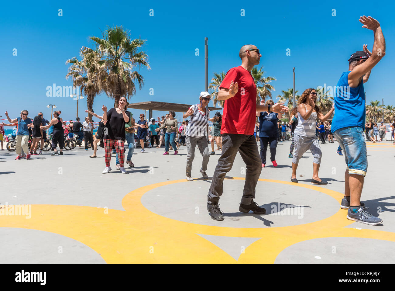 Israeli folk dance hi-res stock photography and images - Alamy