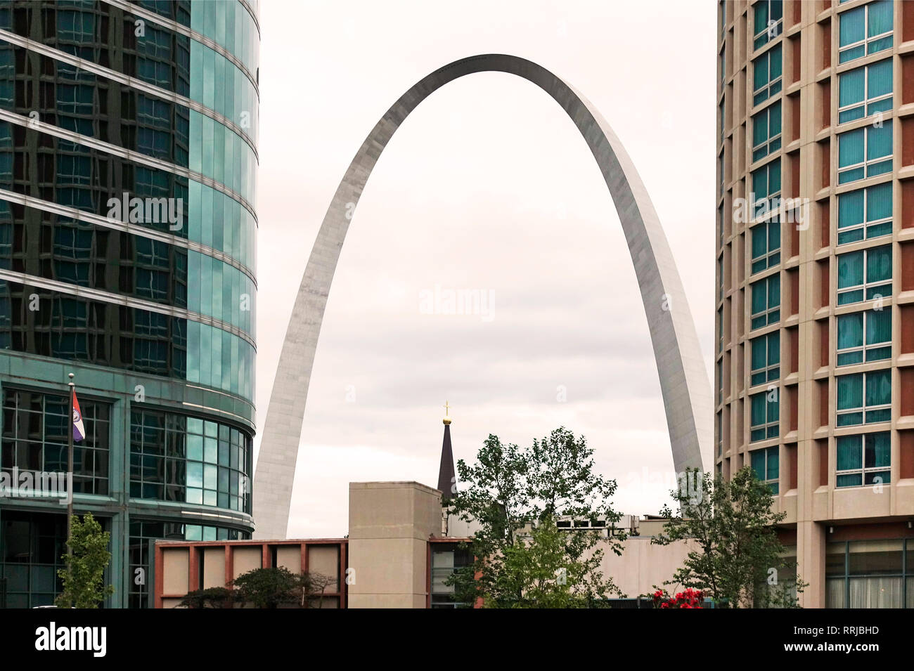 Gateway arch flags st louis hi-res stock photography and images - Alamy