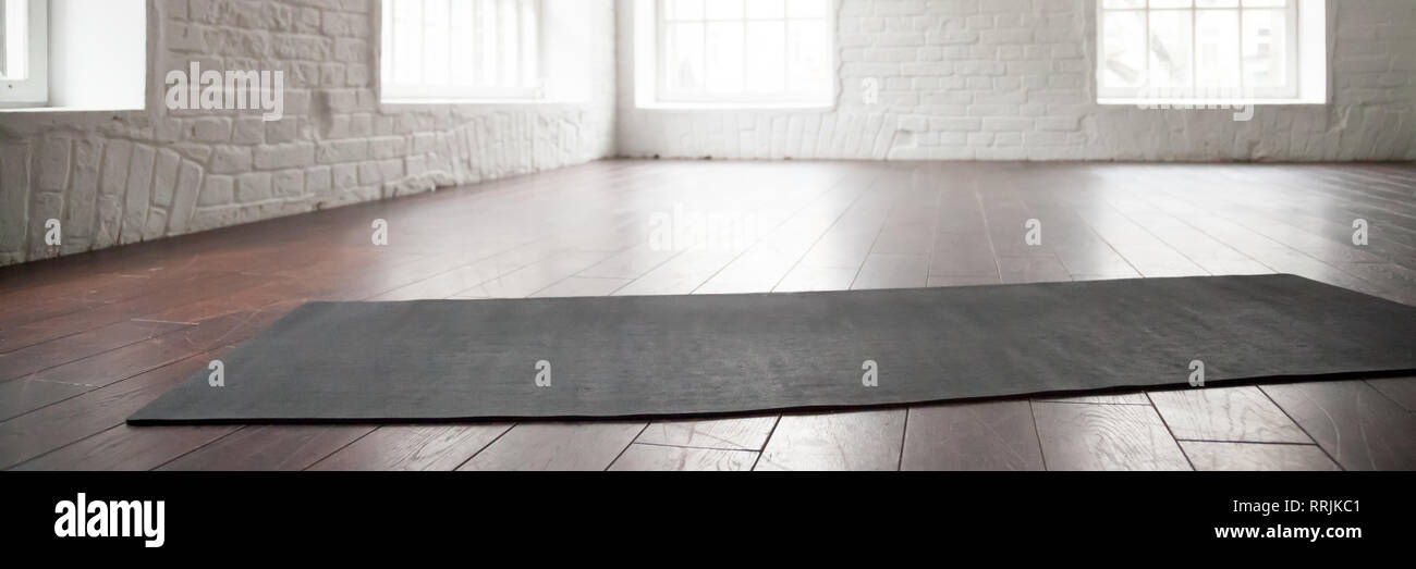 Horizontal photo yoga mat on wooden floor at sport club Stock Photo - Alamy