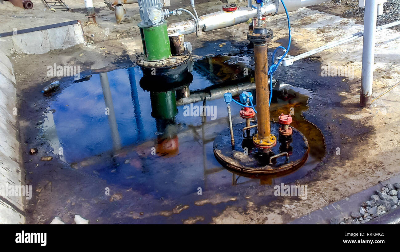 Breakage of oil in the quarry of a drainage tank for pumping waste ...