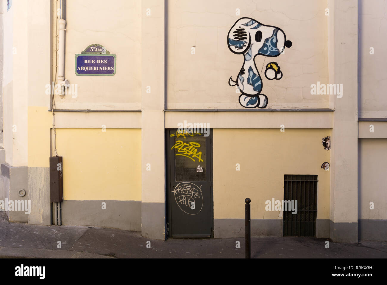 Snoopy street art on Rue Arquebusiers in Paris, France Stock Photo - Alamy