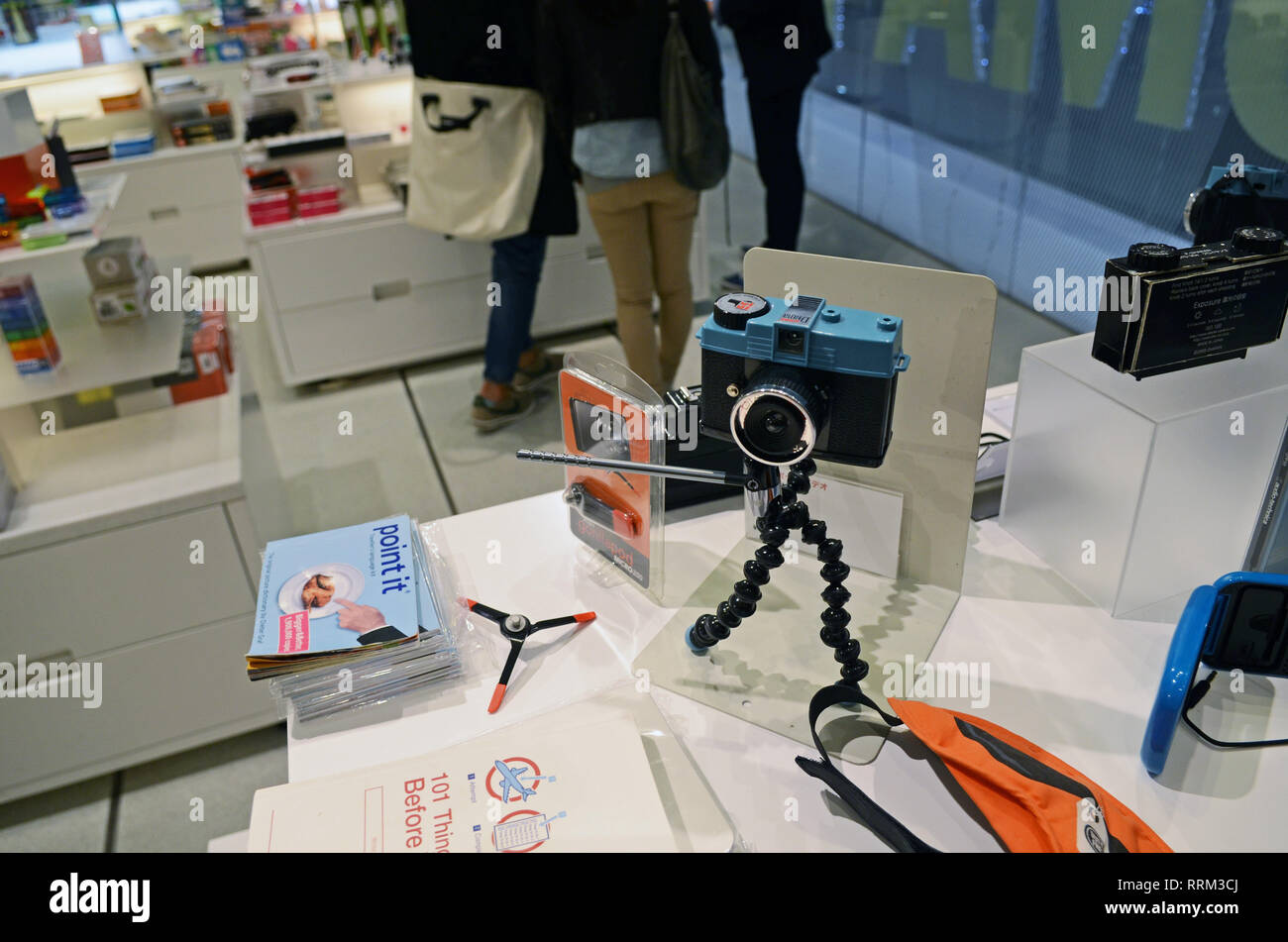 Shopping in Omotesando, Tokyo Stock Photo - Alamy