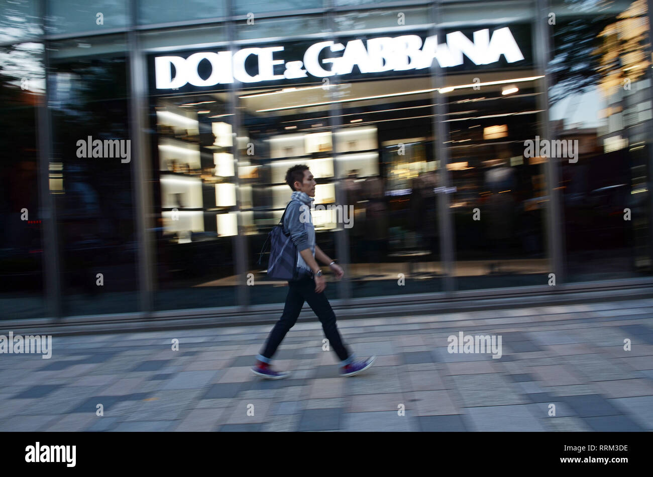 Shopping in Omotesando, Tokyo Stock Photo - Alamy