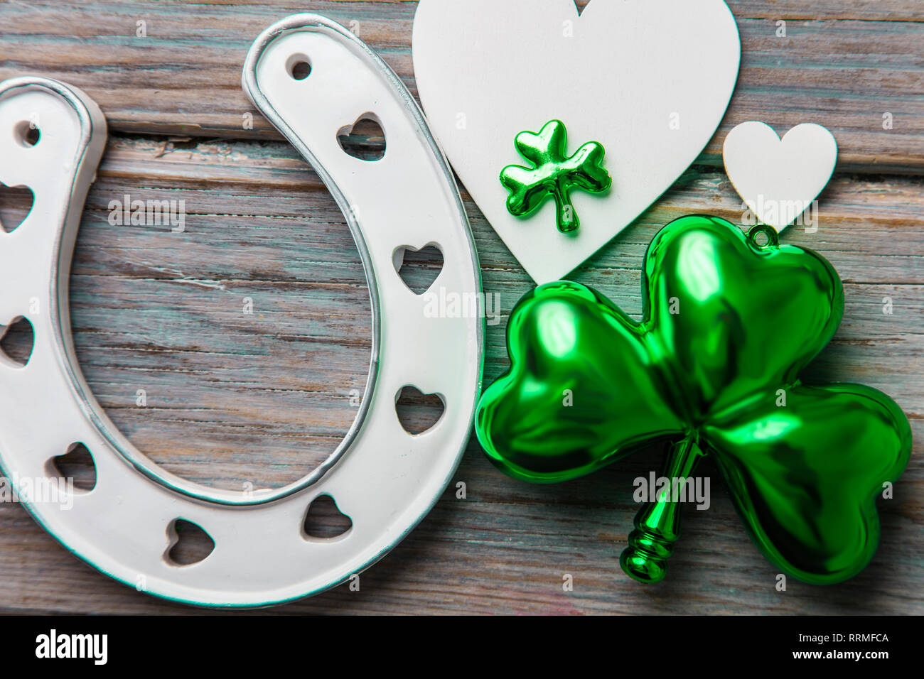 St Patrick's Day lucky horse shoe and green shamrock Stock Photo - Alamy