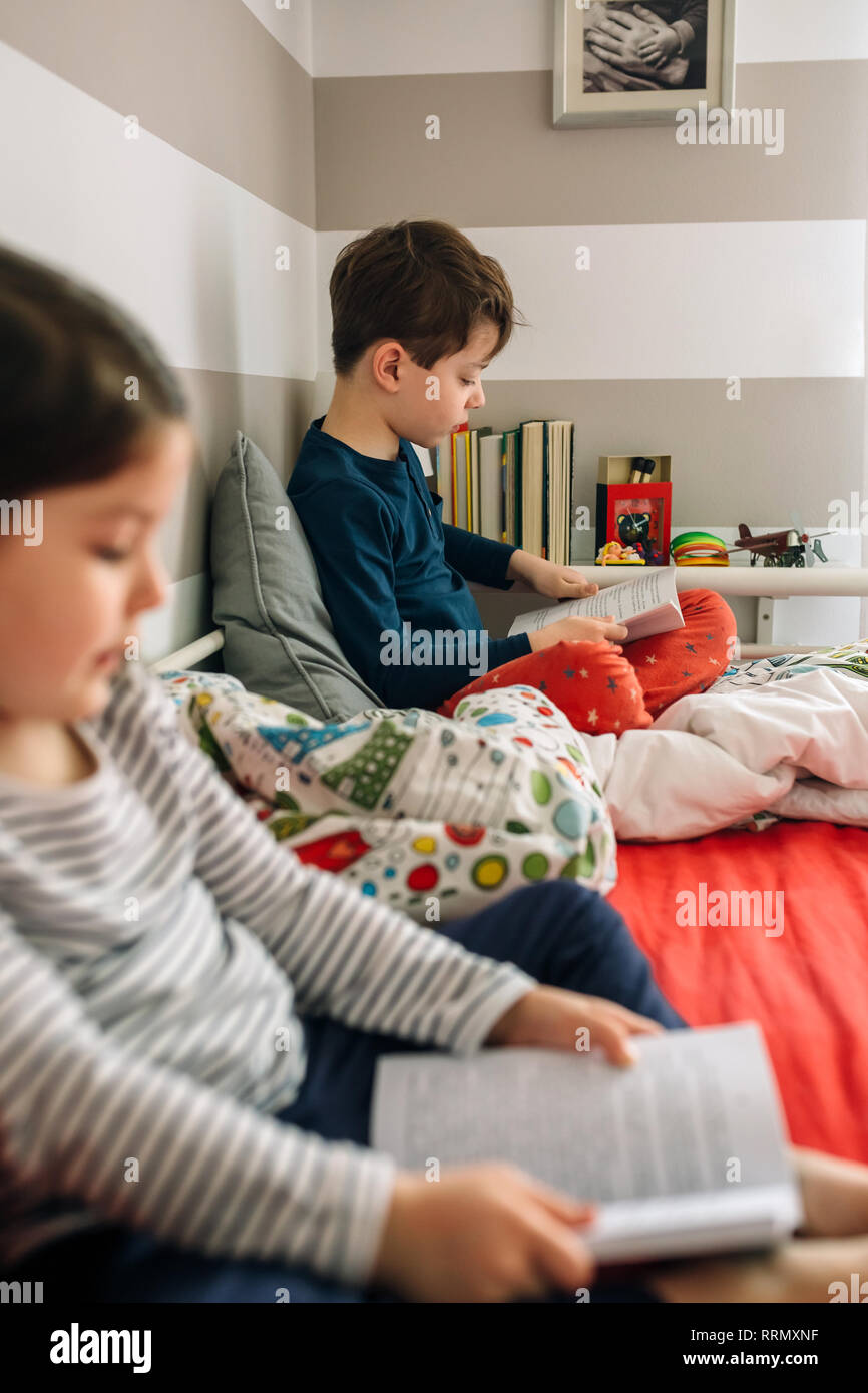 Boy girl reading book hi-res stock photography and images - Alamy