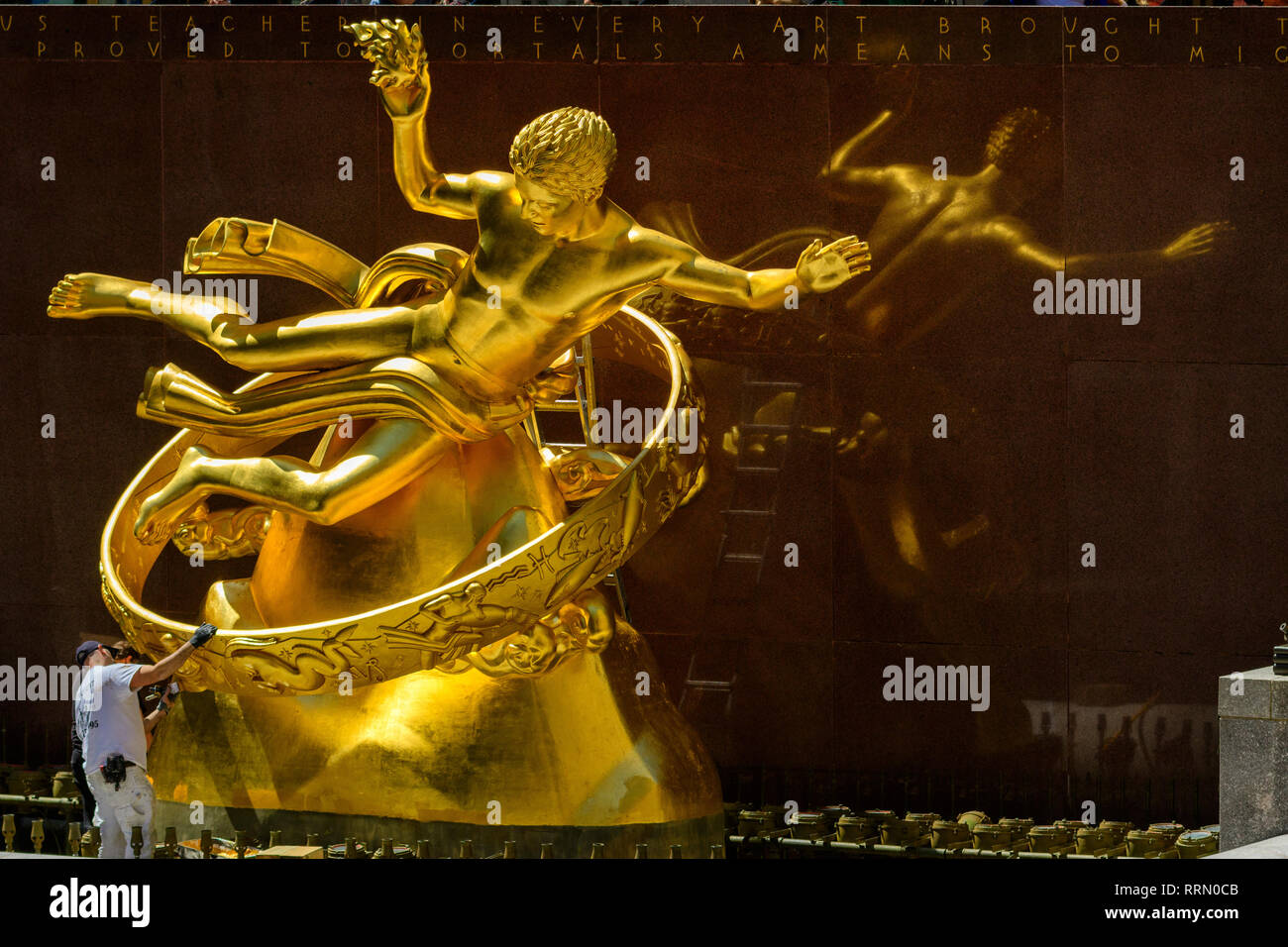 Golden prometheus statue at rockefeller center hi-res stock photography ...