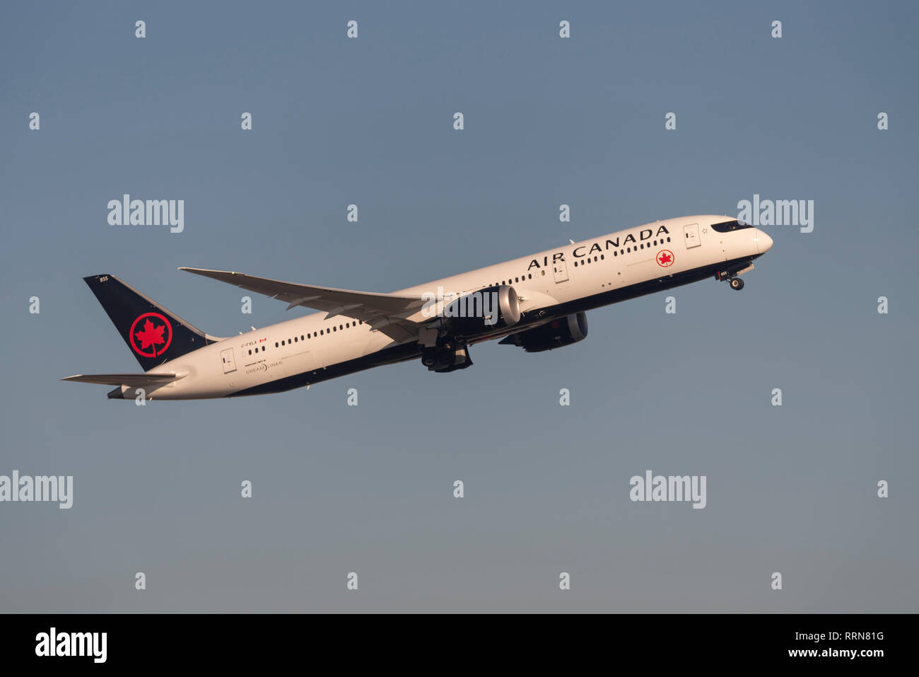 Boeing 787 dreamliner take off air hi-res stock photography and images ...