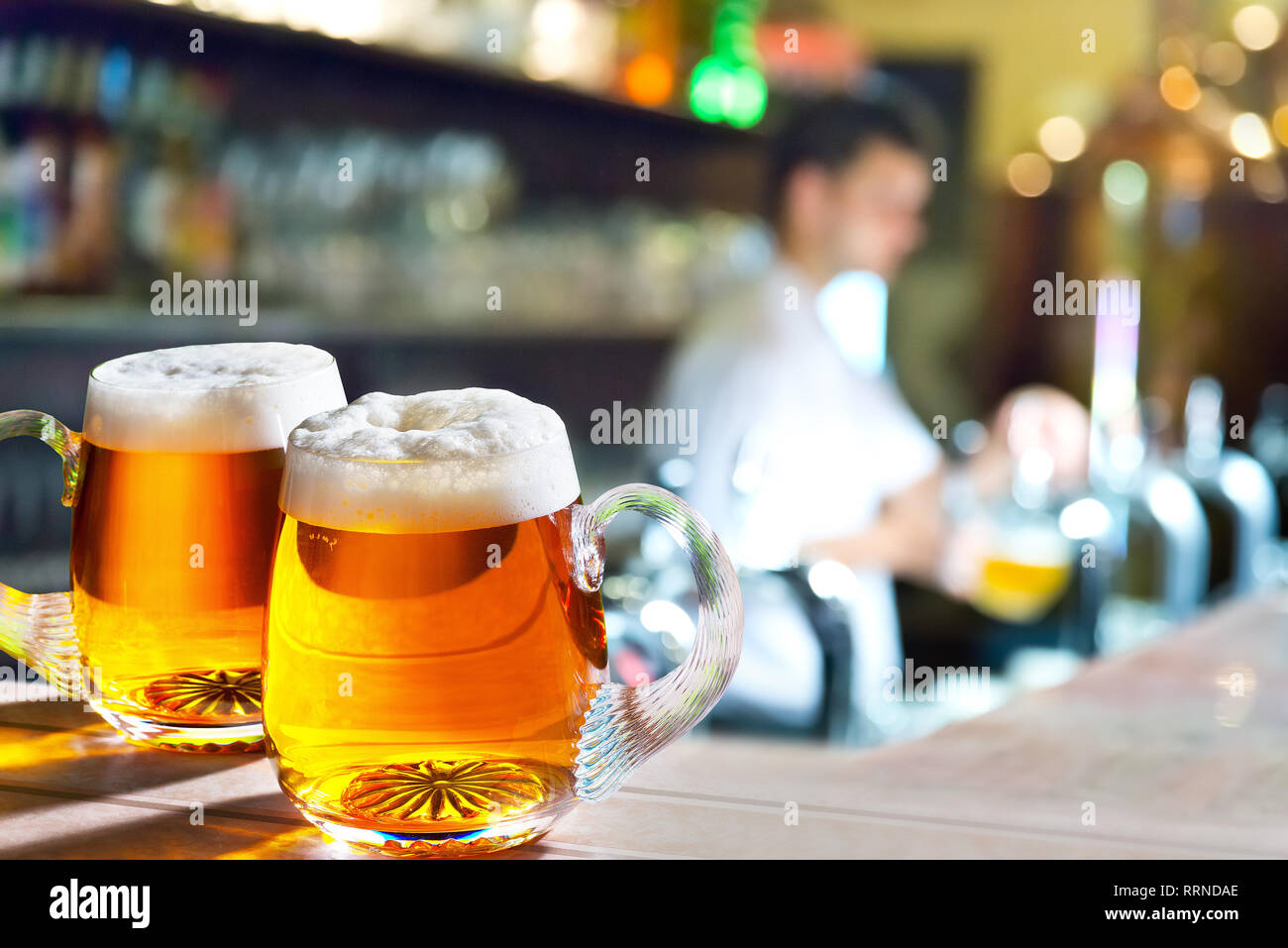 Pouring pint pub hi-res stock photography and images - Alamy