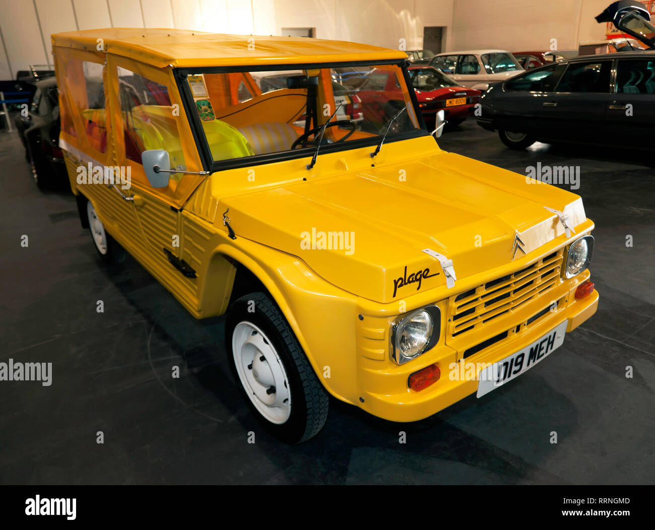 Three-quarters front view of a 1987 Citroën Méhari Plage, on display in ...
