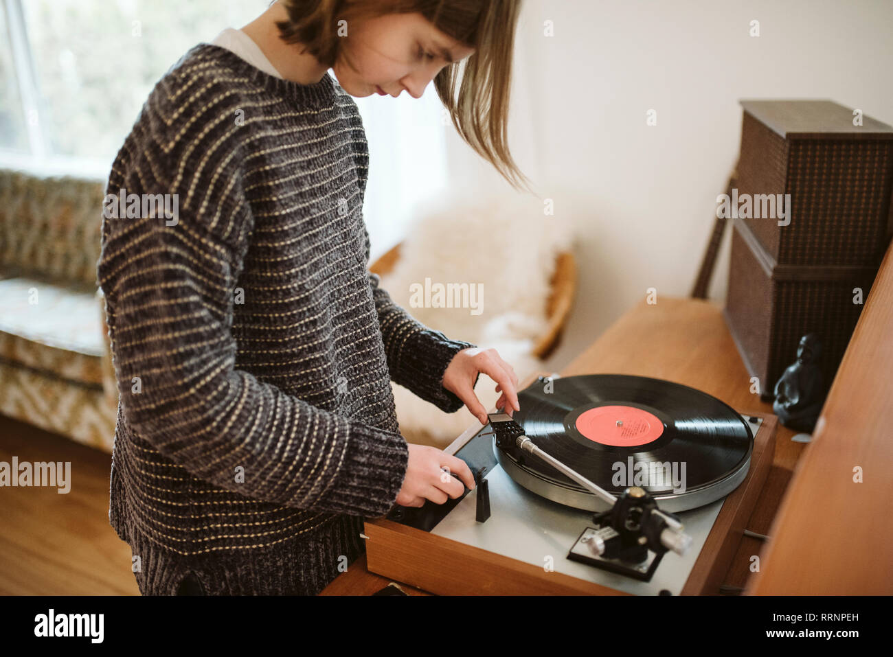 Girl playing vinyl record in living room Stock Photo - Alamy