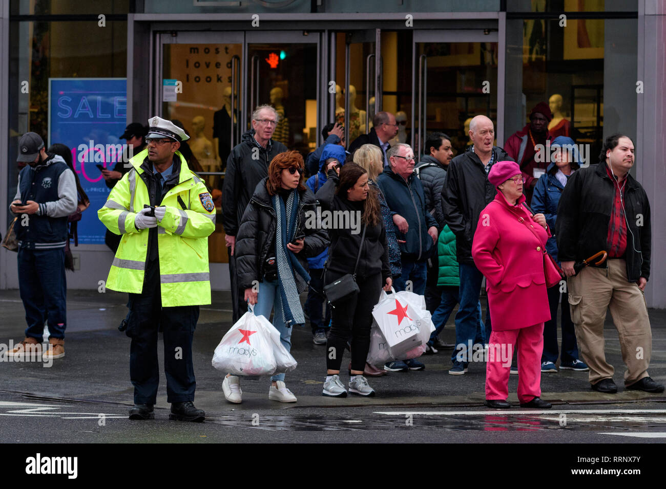 USA, American, New York, Manhattan,Times Square, crowd waiting at cross ...