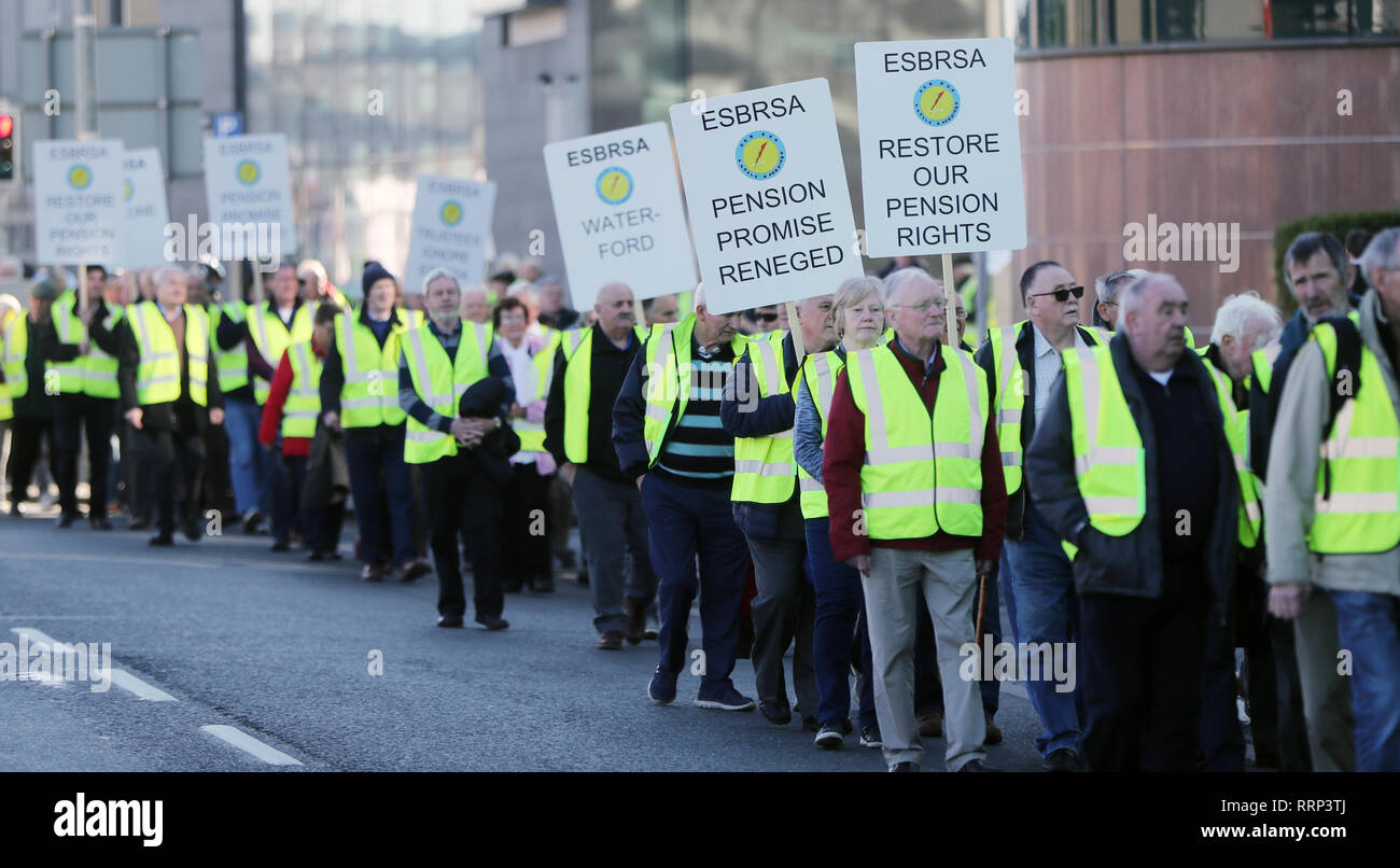 Members of ESB Retired Staff Association picket the ESB headquarters in ...