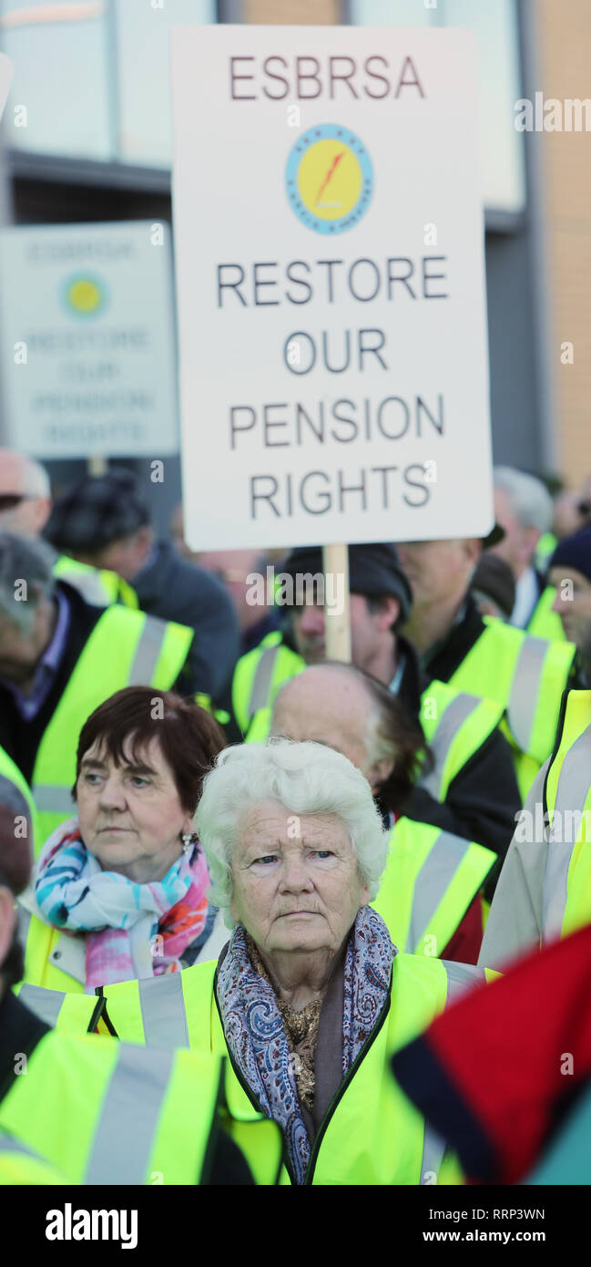 Members of ESB Retired Staff Association picket the ESB headquarters in ...