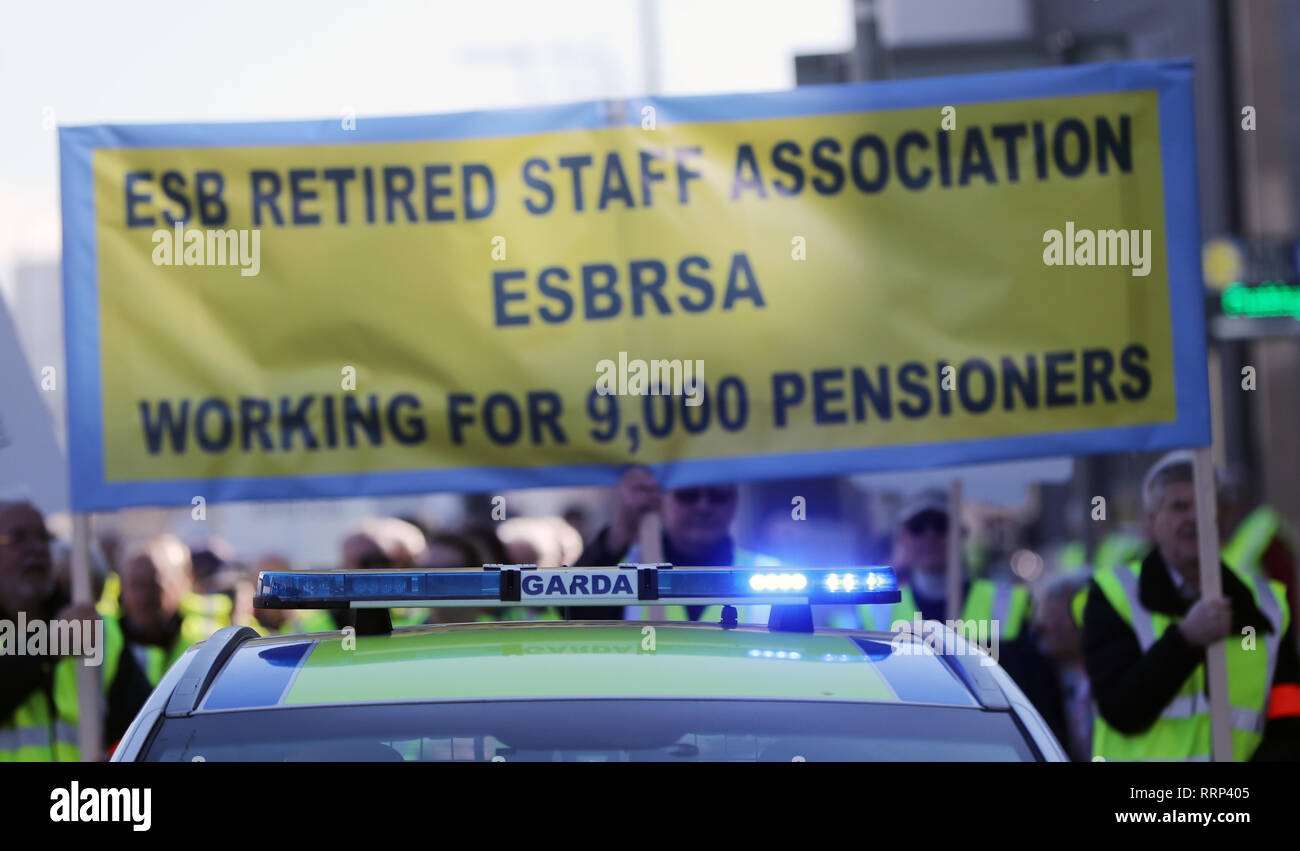 Members of ESB Retired Staff Association picket the ESB headquarters in ...
