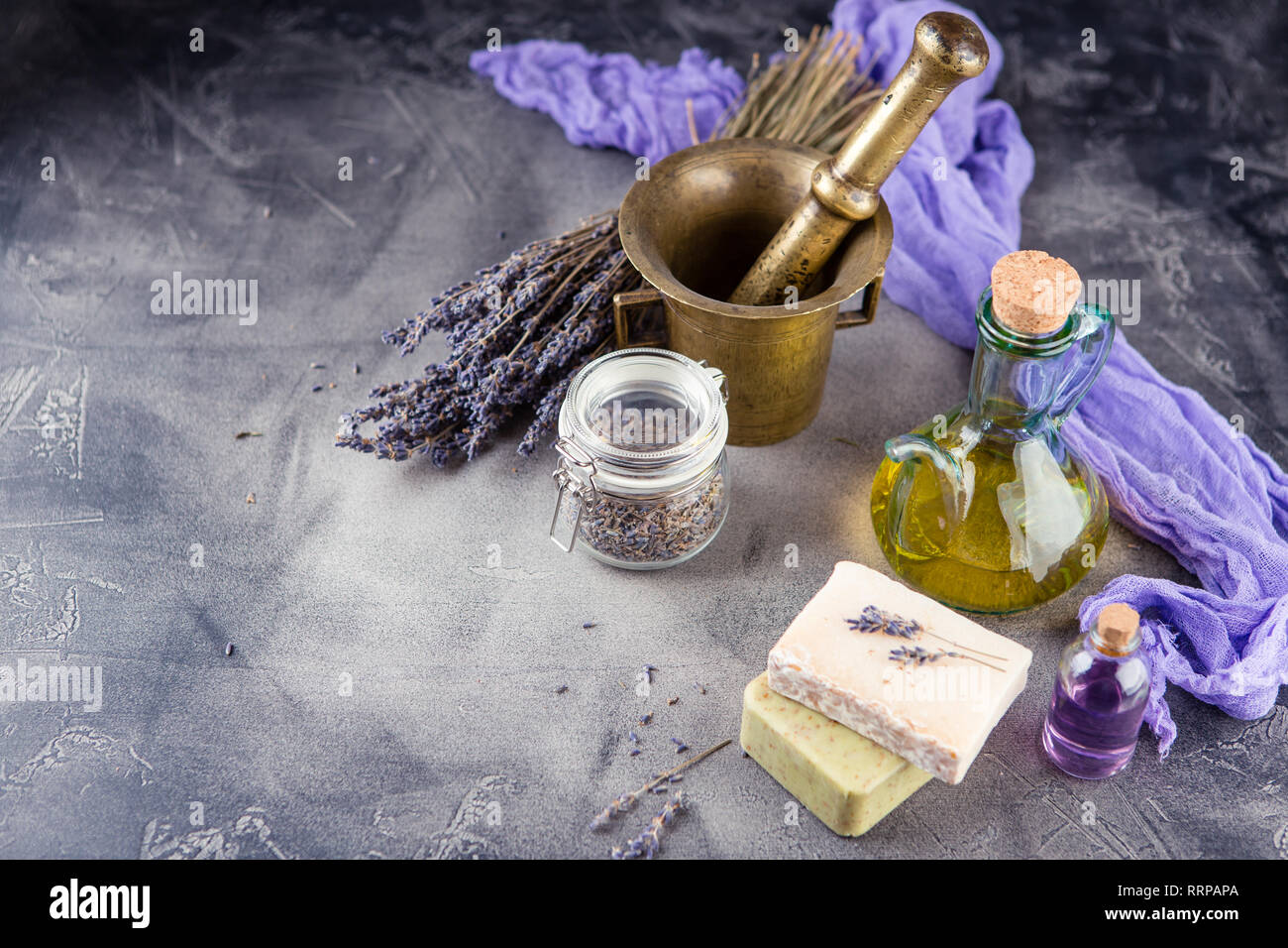 Bouquet dried lavender glass bottles hi-res stock photography and images - Alamy