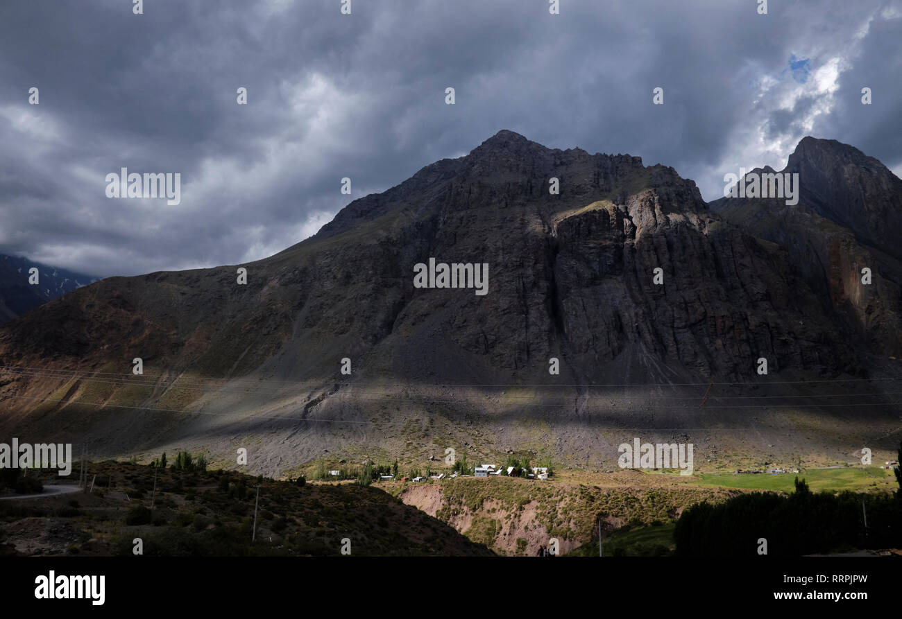 Maipo valley and andes mountains hi-res stock photography and images ...