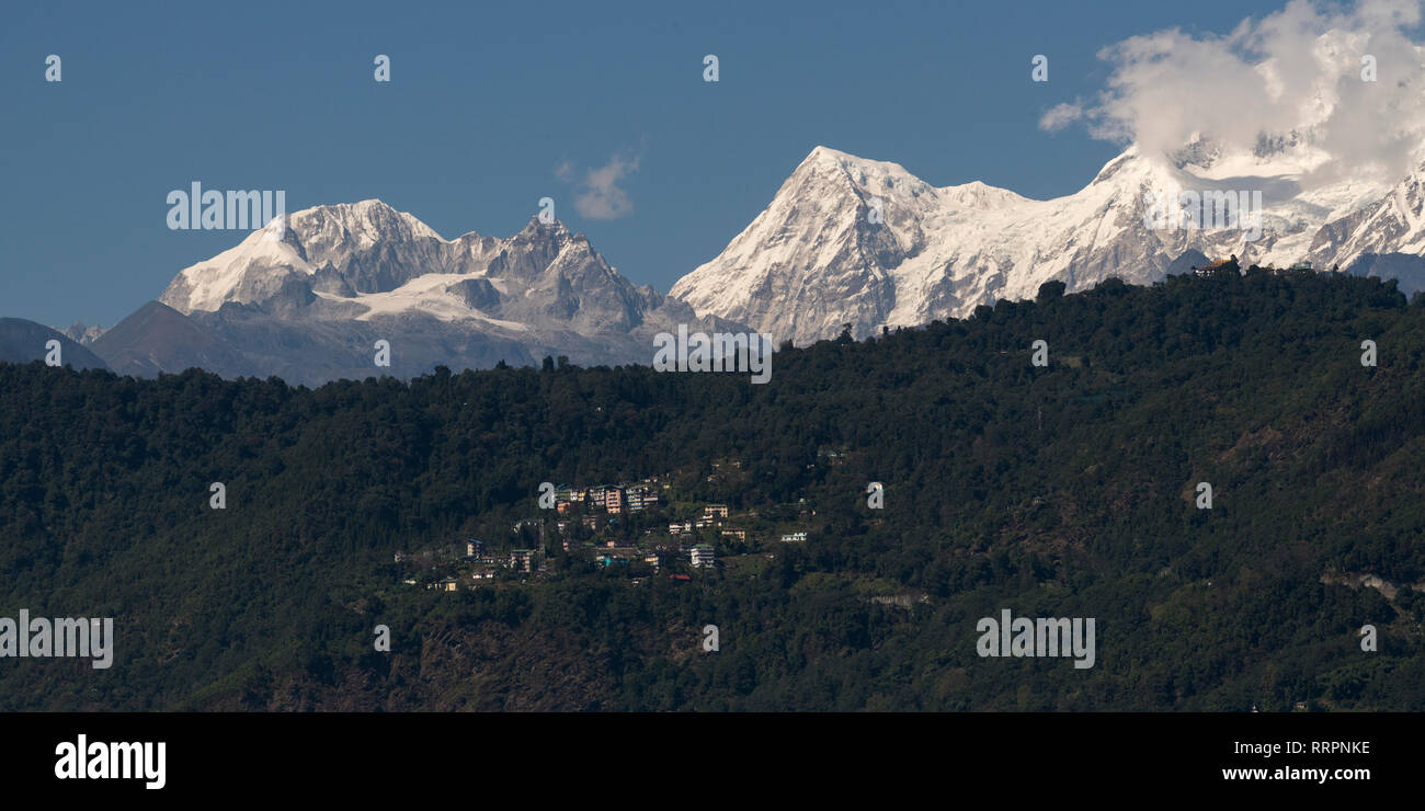 View of Kangchenjunga mountain range, Great Himalaya Range, Sikkim ...