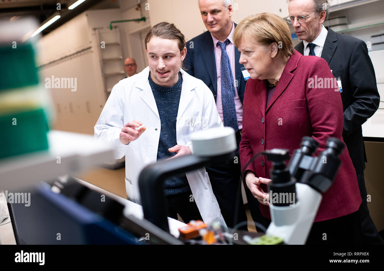 26 February 2019, Berlin: Federal Chancellor Angela Merkel (r, CDU) is ...