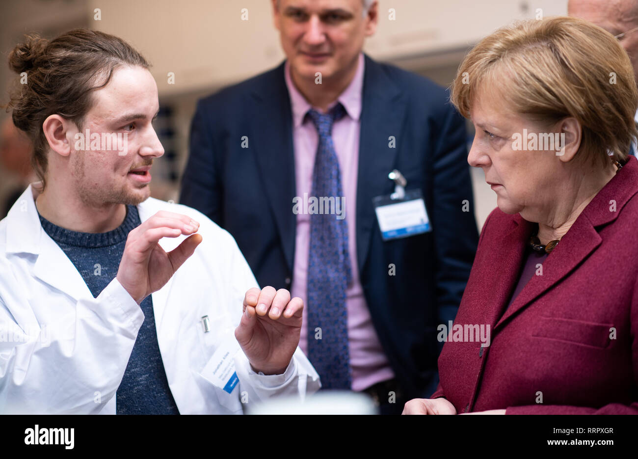 26 February 2019, Berlin: Federal Chancellor Angela Merkel (r, CDU) is ...