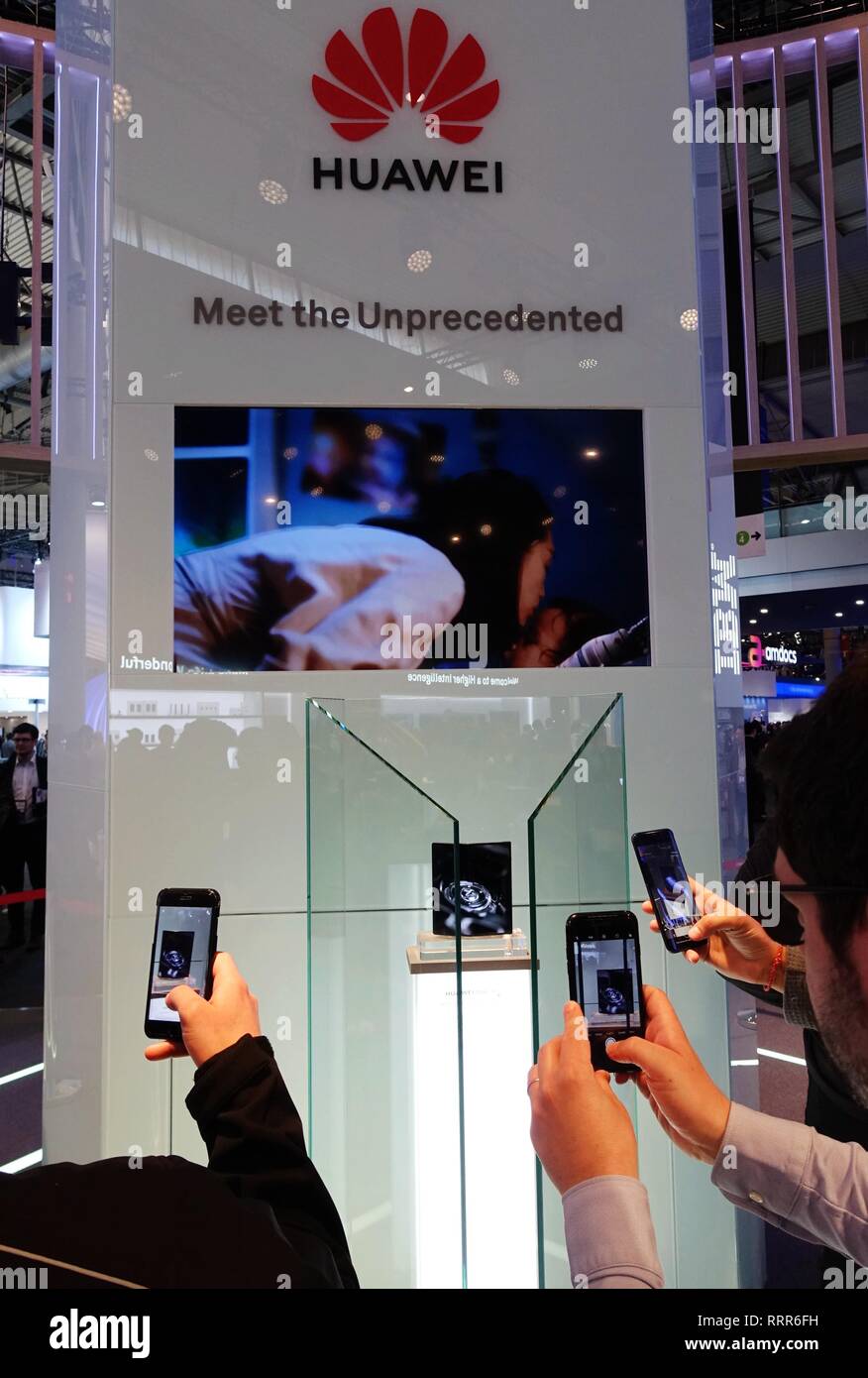 Barcelona, Spain. 26th Feb, 2019. Visitors take pictures of a Huawei ...