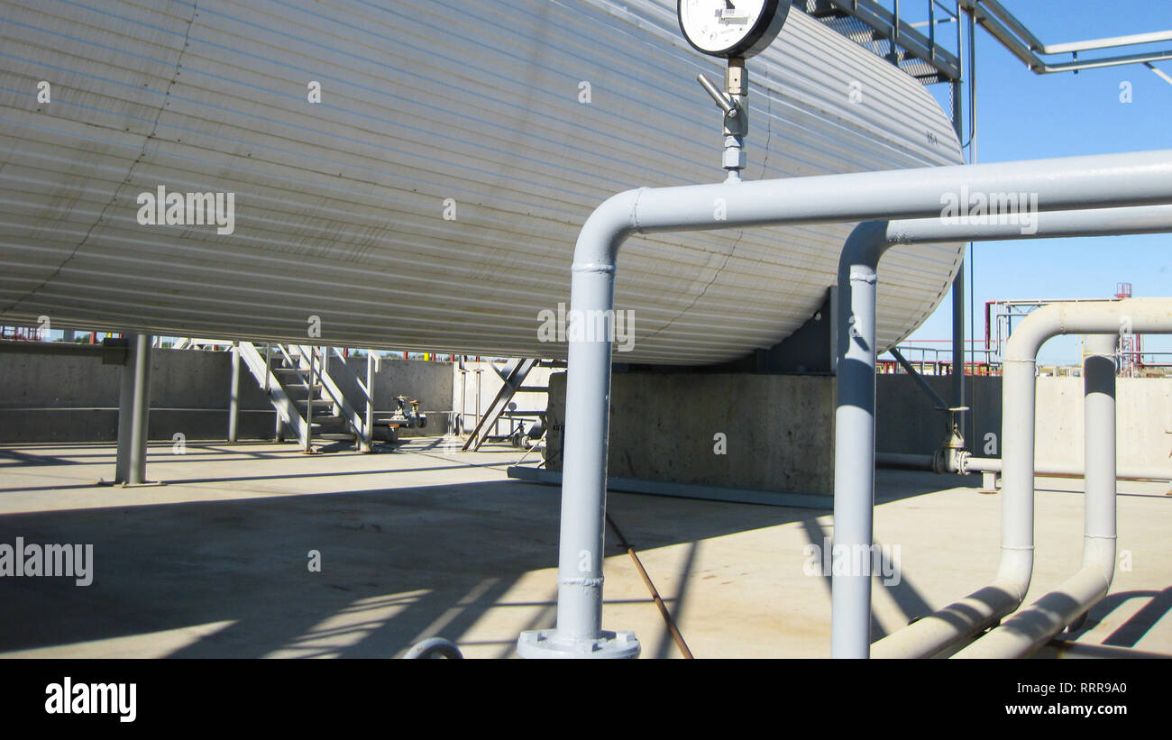 Oil refinery. Equipment for primary oil refining Stock Photo - Alamy