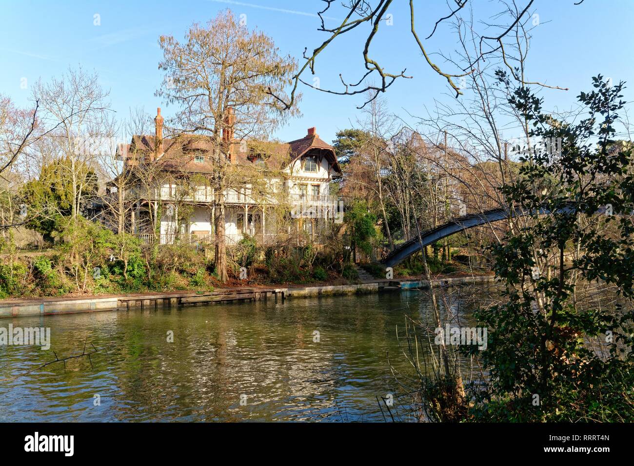 The D'Oyly Carte small island and Eyot House on The River Thames at ...