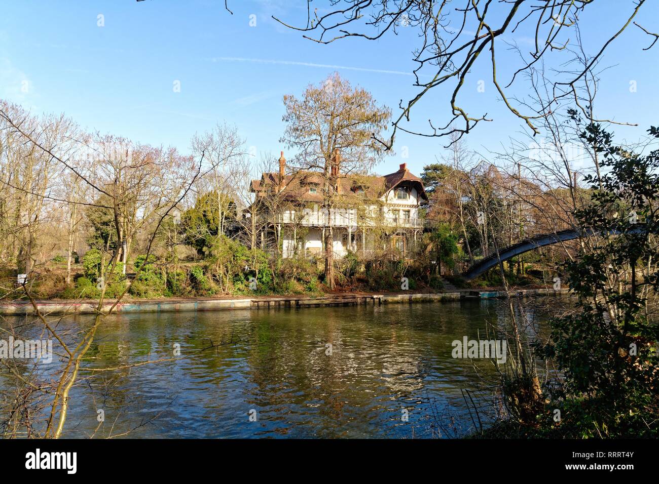 The D'Oyly Carte small island and Eyot House on The River Thames at ...