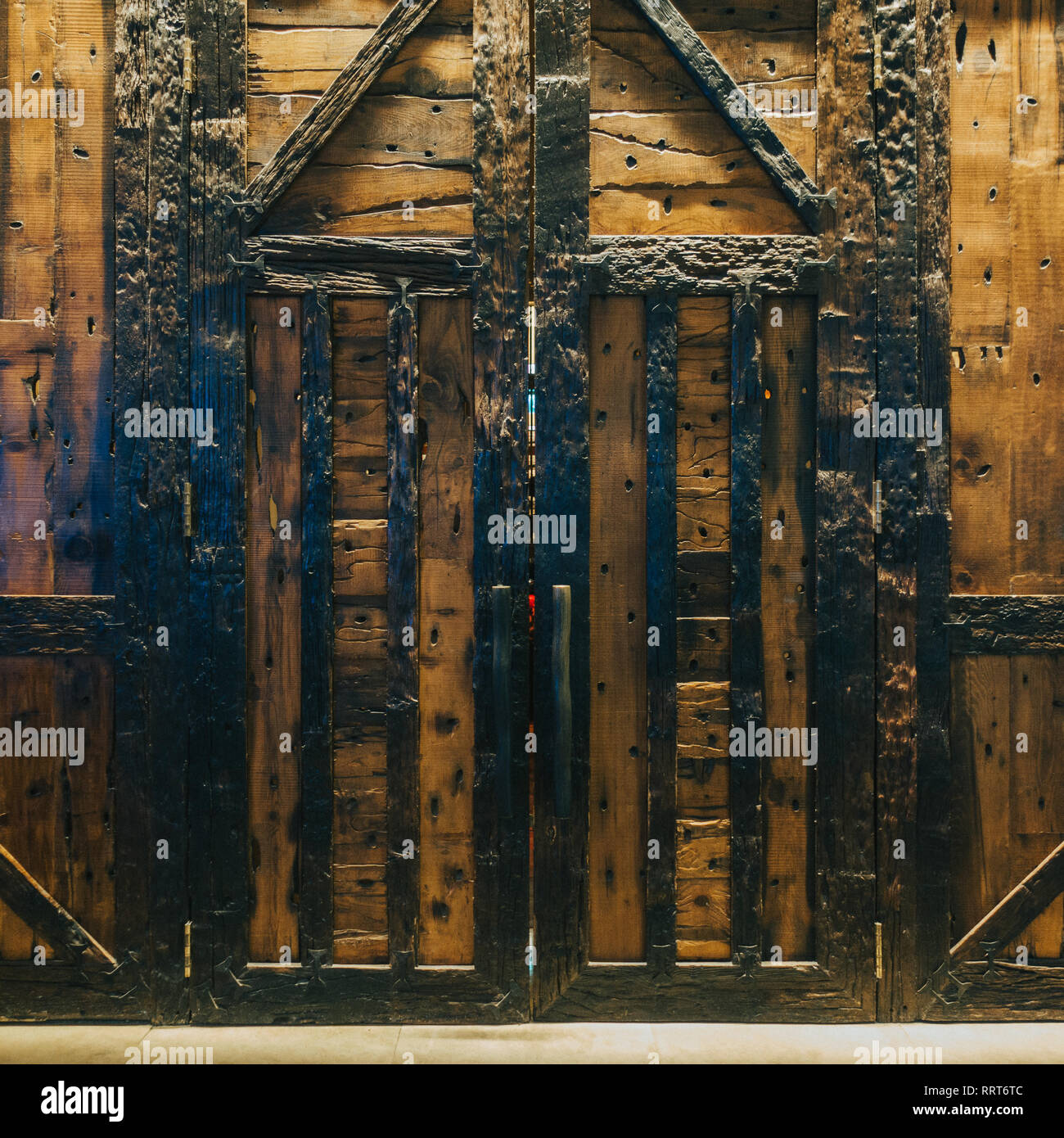 A big wooden door in Atlantis Hotel shopping mall in Dubai Stock Photo ...