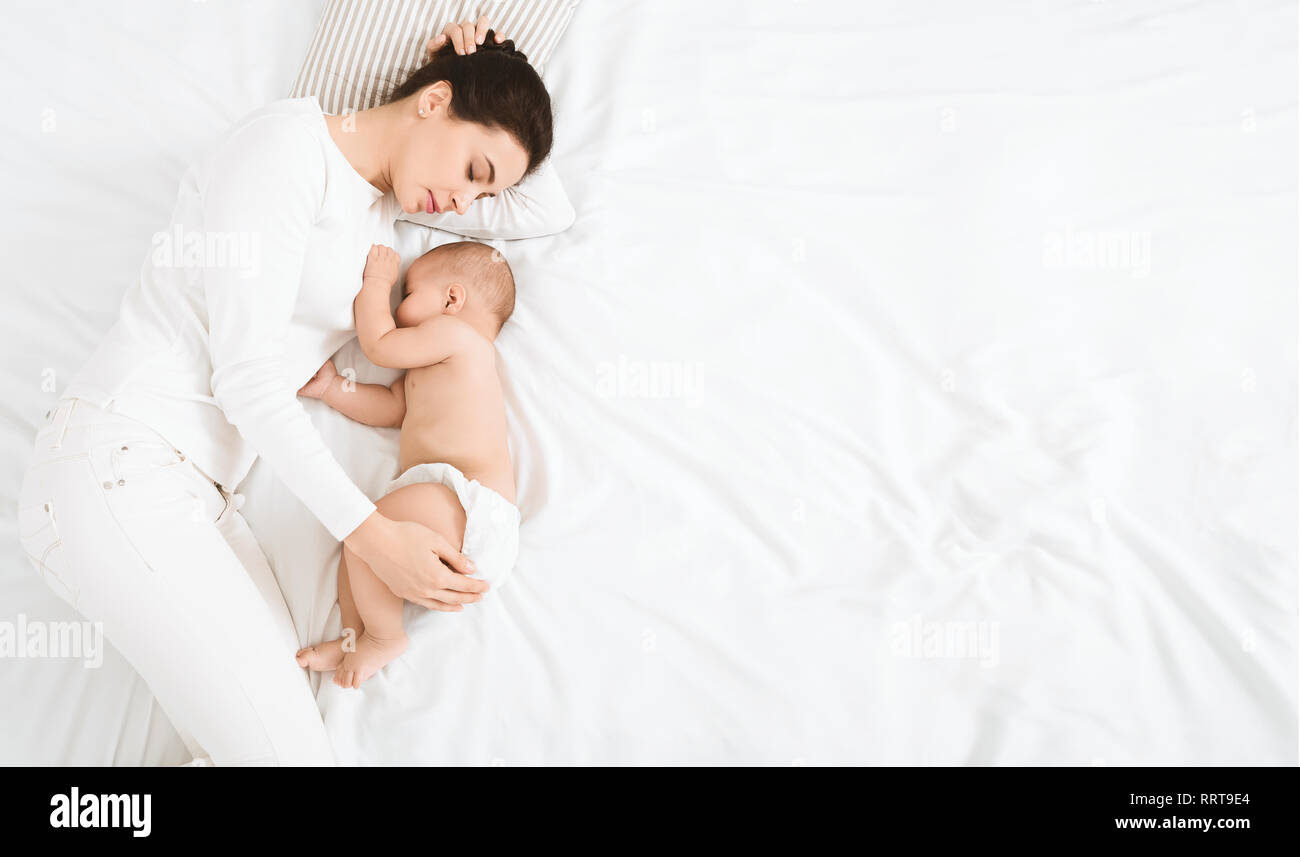 Newborn Baby Sleeping With Mom