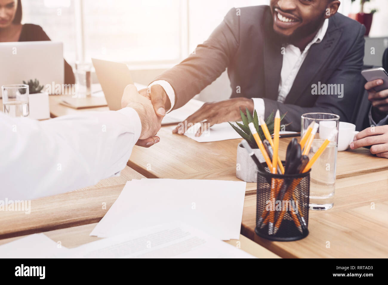 Hand signing trade deal american hi-res stock photography and images ...