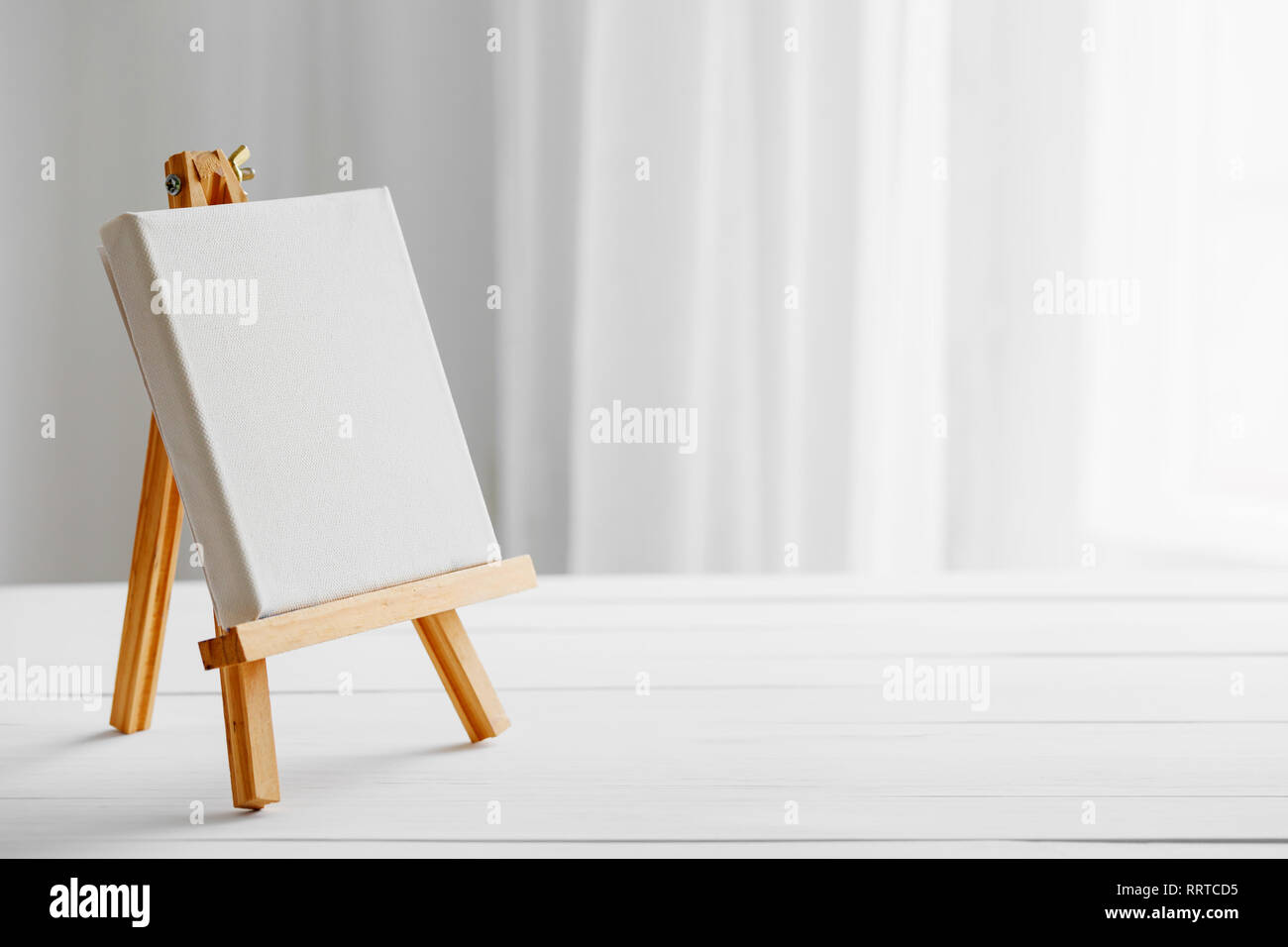 Blank white drawing canvas hi-res stock photography and images - Alamy