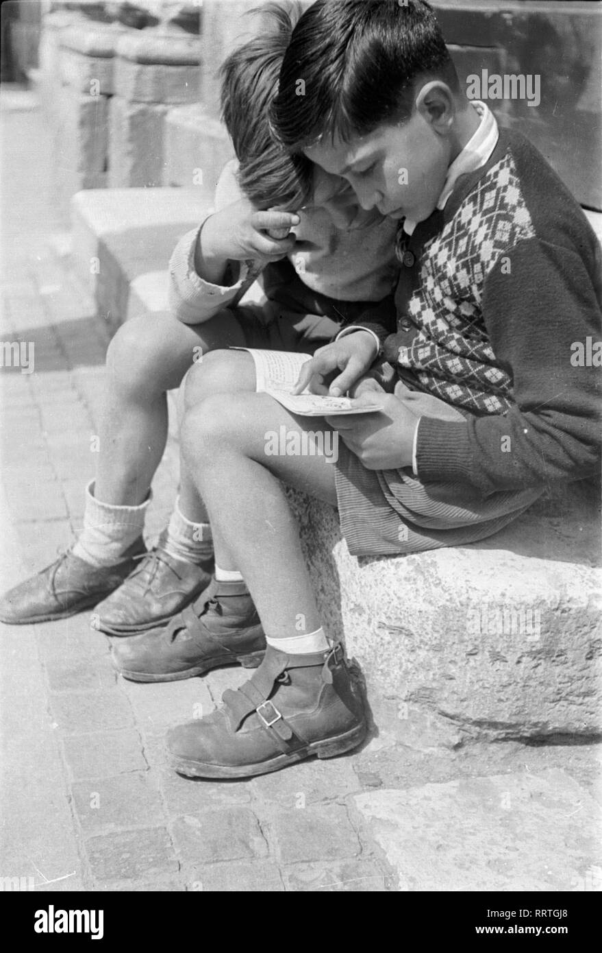 Travel to Rome - Italy in 1950s - two little boys. Zwei kleine Jungen ...