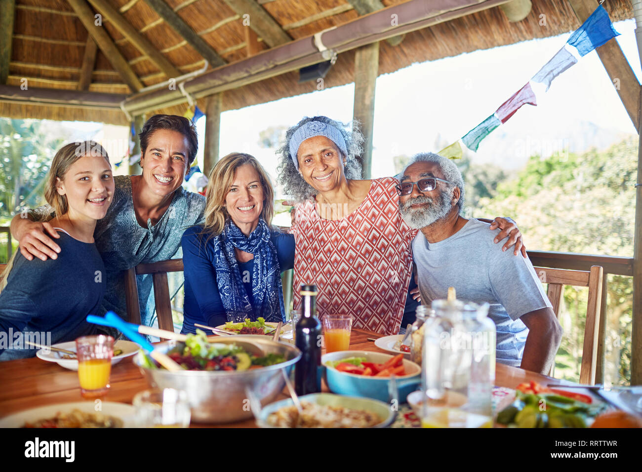 Friends around dining table hi-res stock photography and images - Alamy