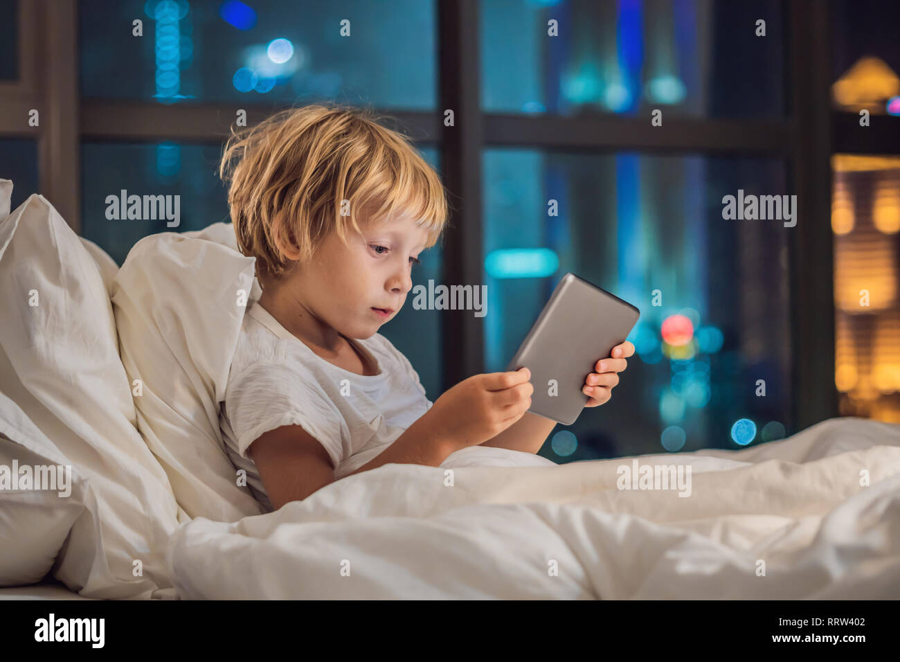 Children scared on computer hi-res stock photography and images - Alamy