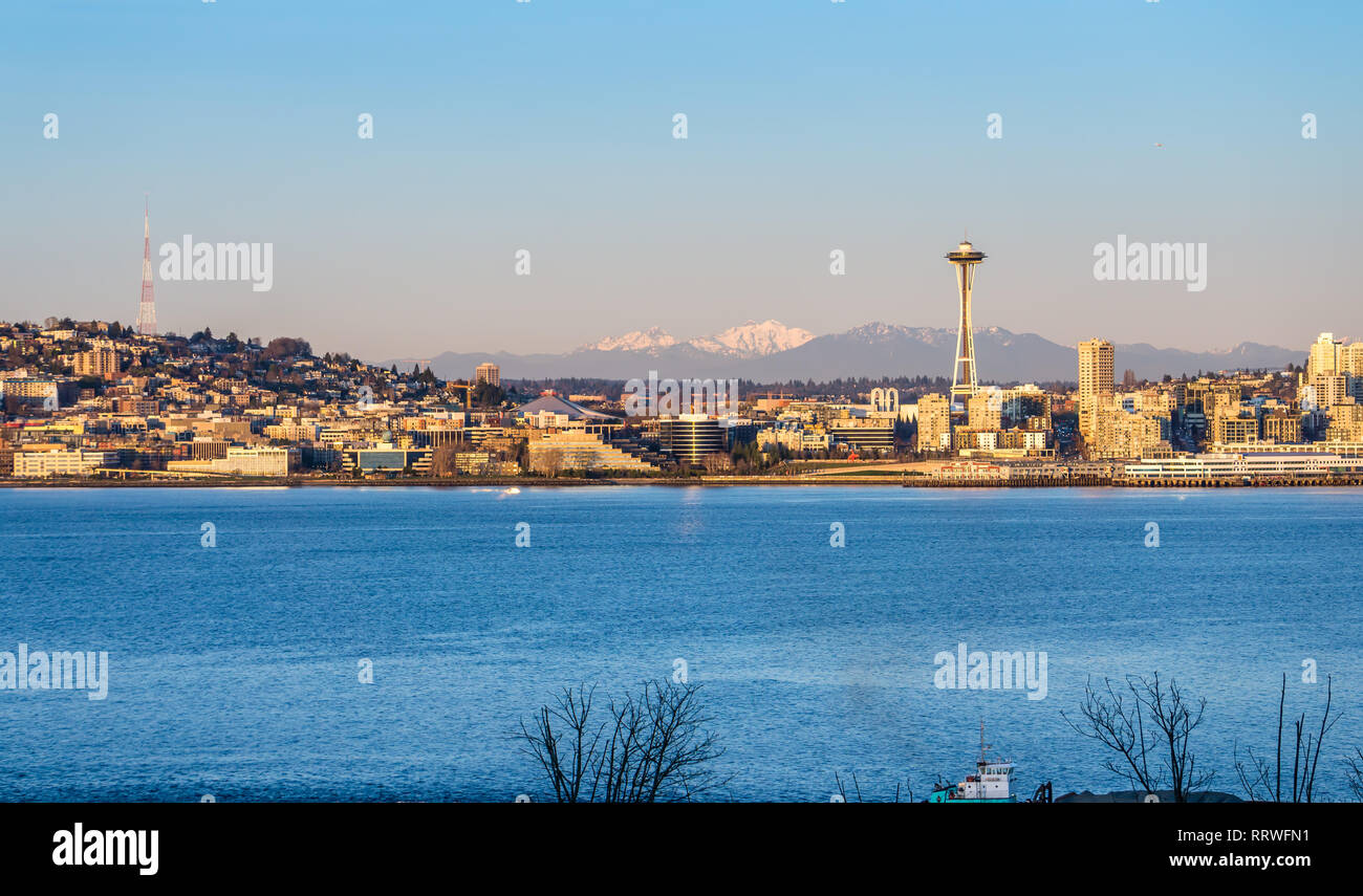 Seattle skyline mountains hi-res stock photography and images - Alamy