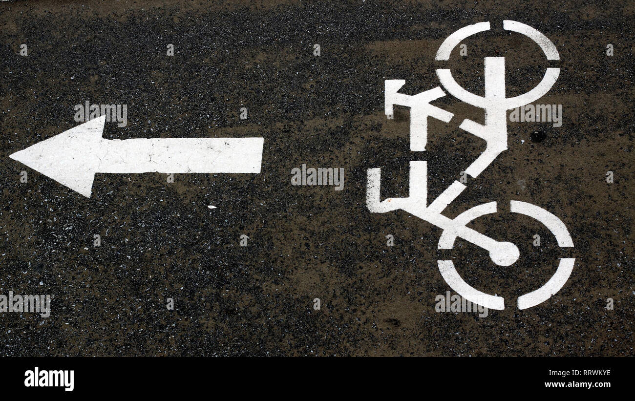white bicycle road sign painted on the pavement Stock Photo - Alamy