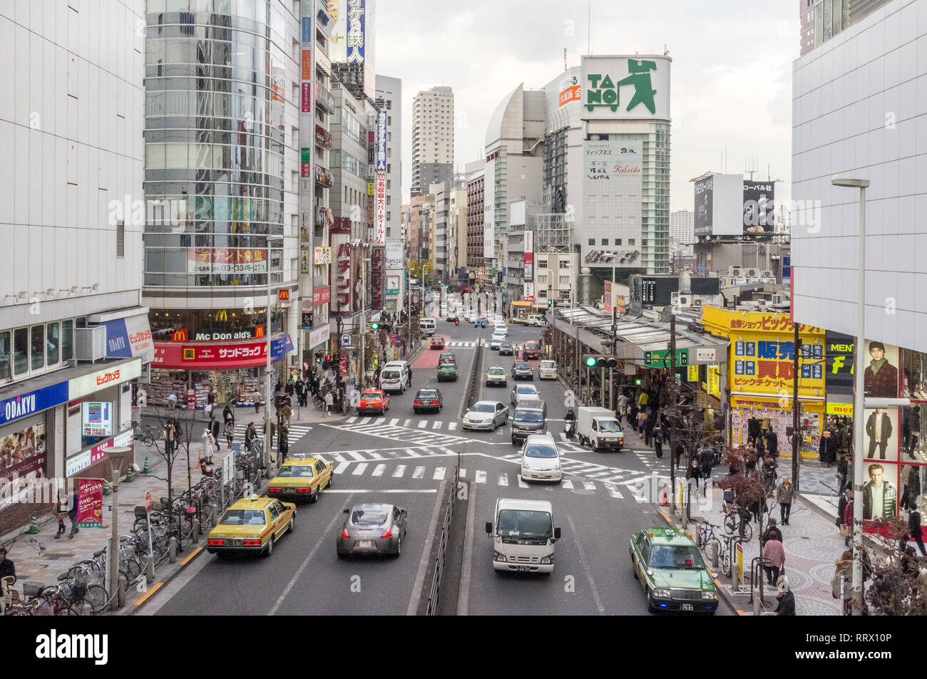 Busy shopping street in central Shinjuku, Tokyo, Japan Stock Photo - Alamy